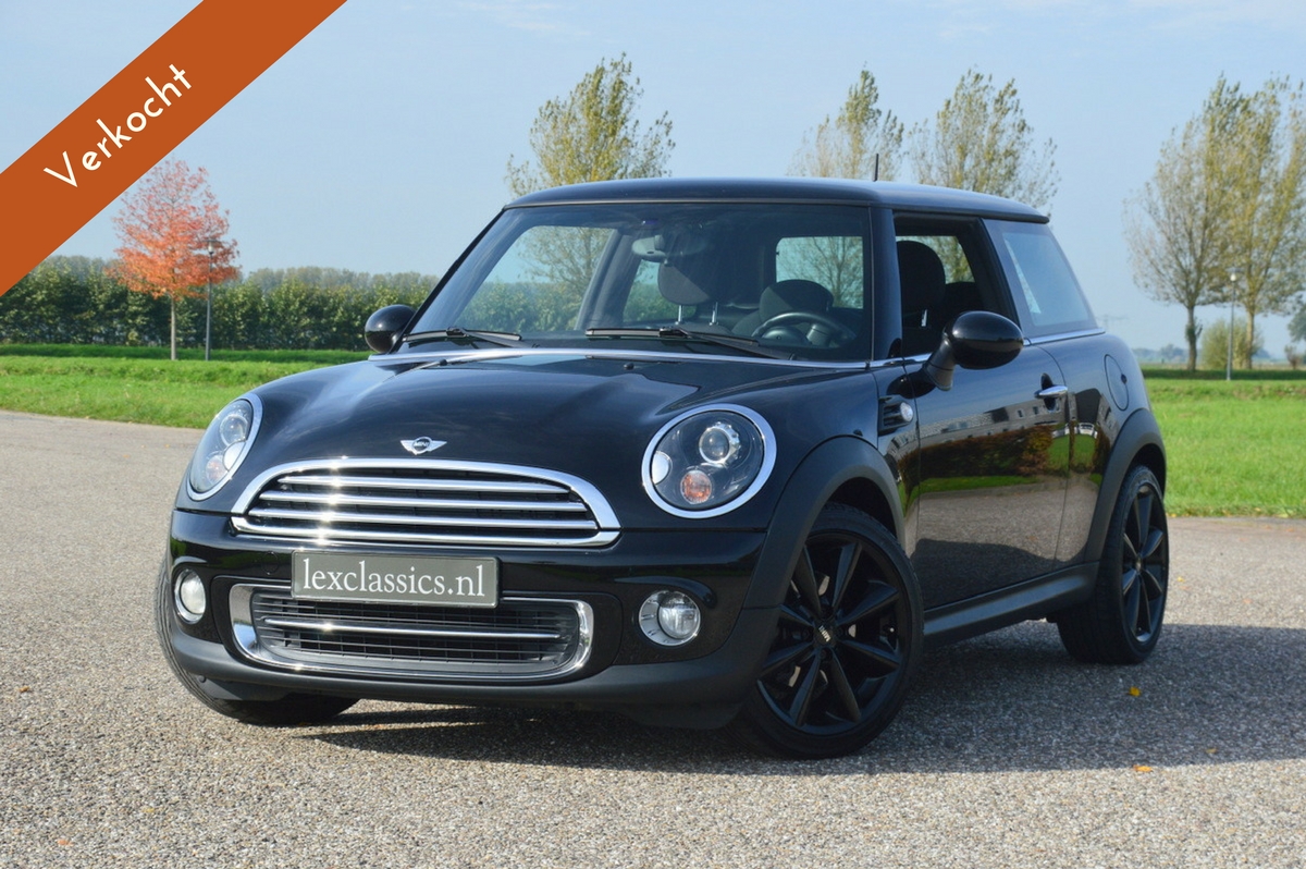 Mini Cooper 1.6 Black Edition kopen? Bel Lex Classics 0416 342 474